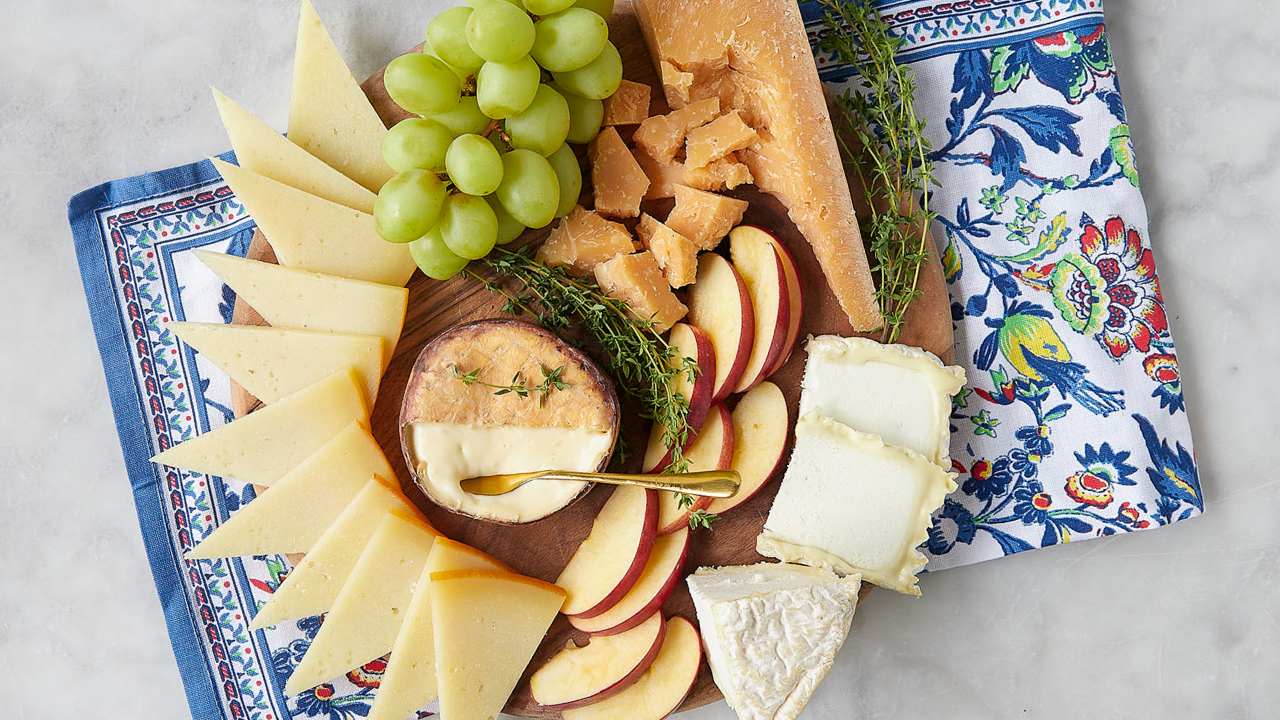 Cotswold – a creamy, Double Gloucester cheese with onions and chives ...